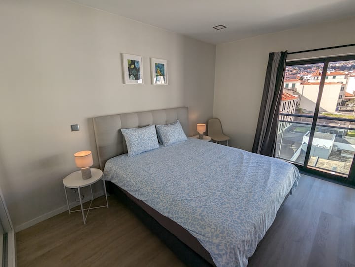 Top-floor One-bedroom - City Views Peaceful Living - Funchal