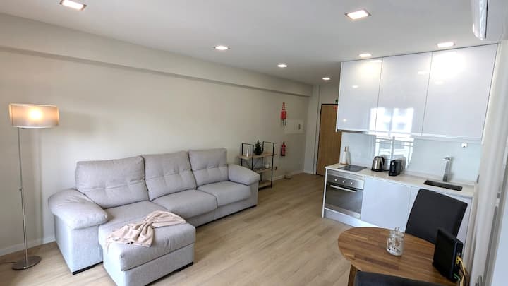 Top-floor Tranquility: Cozy One-bedroom Skyline - Funchal