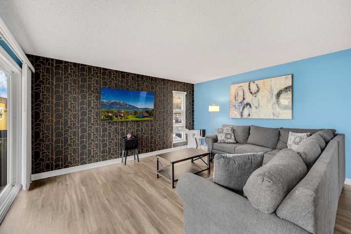 Stylish Large 2-bed Centrally Located In Newport - Costa Mesa, CA