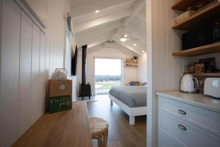 Banjos Cabin Gippsland | King Bed Fireplace Views - Gippsland