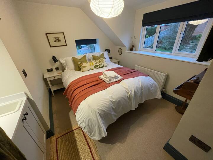 Snug Loft Room With Shower, En-suite, Double Bed - Goathland