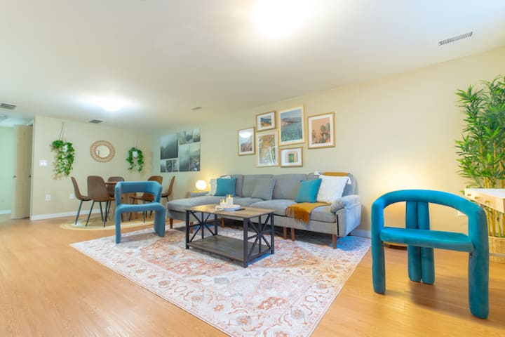 Warm Modern Stay | 10 Mins To Downtown & Airport - Calgary