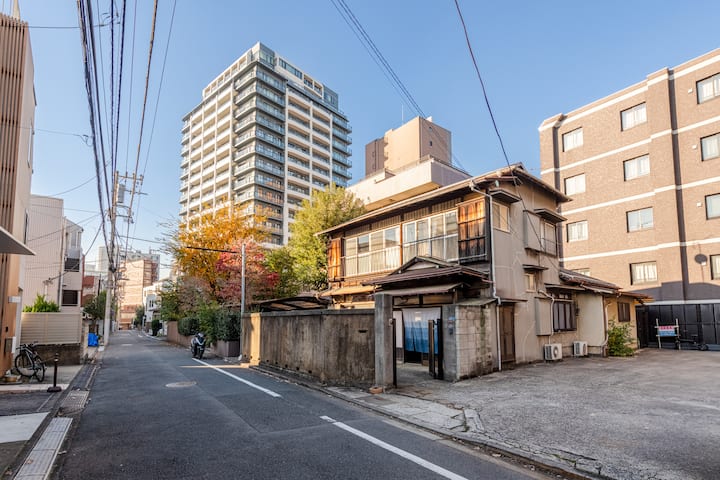 古民家/牛込柳町駅まで5分の好立地/Wi-fi/牛込神楽坂駅まで徒歩9分/138㎡ - Shinjuku