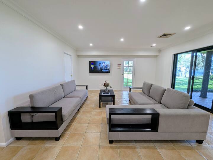 Lakefront Family Retreat - Newcastle