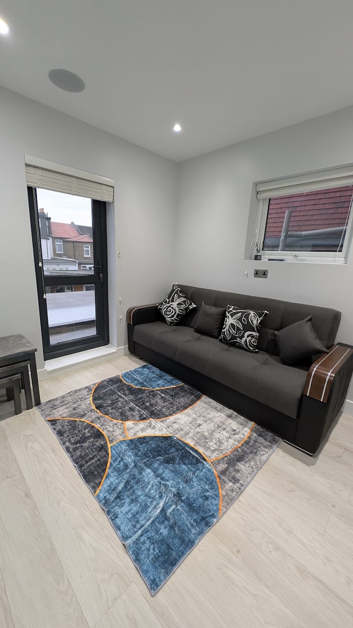 Family-friendly 3-bed Apartment In London - Leyton