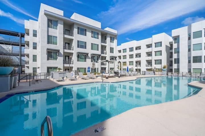Vibrant Poolside Paradise - 1-bed Gem + Amenities! - Arizona