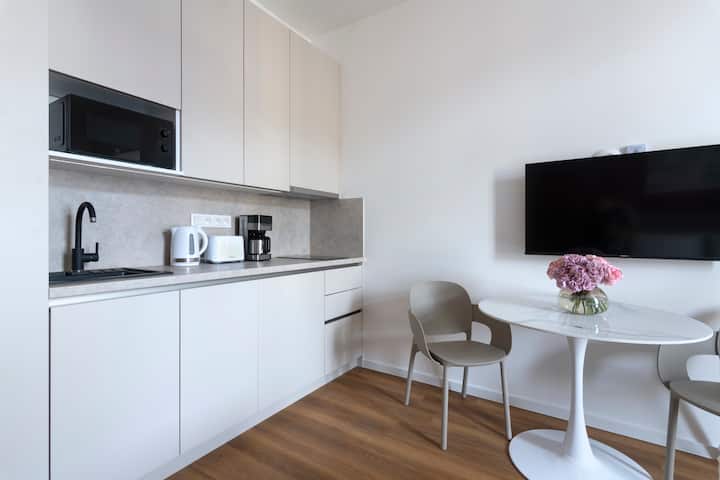 Dwellfort | Luxury Apartment With Balcony - Tschechien
