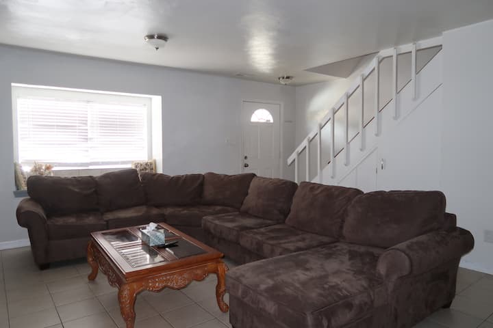 Spacious Townhome Near The Beach - Virginia Beach, VA