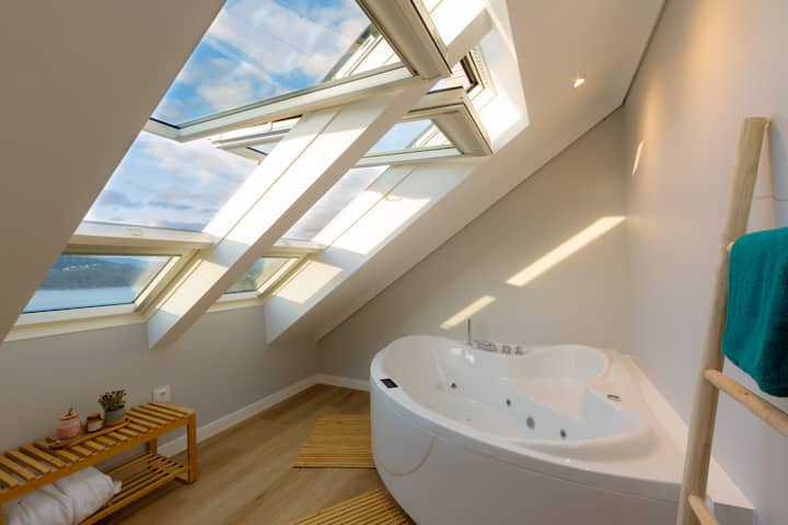 Jacuzzi Privado Y Vistas En Escapada Romántica - Noia