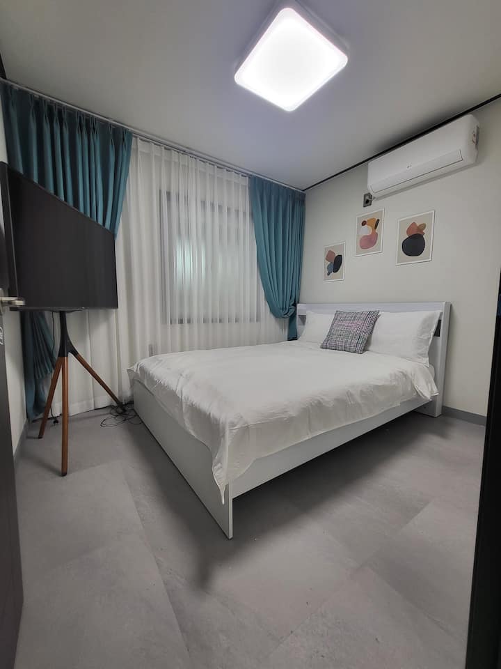 #2 홍대입구역 5분! 2층테라스하우스~방/거실분리형,퀸베드.쇼파베드/짐보관가능/3인가능! - Corea del Sud