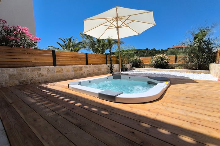 Luxurious Studio With Jacuzzi  Id 112-1 - Tisno