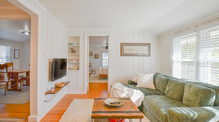 Cozy 1870s Retreat, Modern Touch - Green Bay, WI
