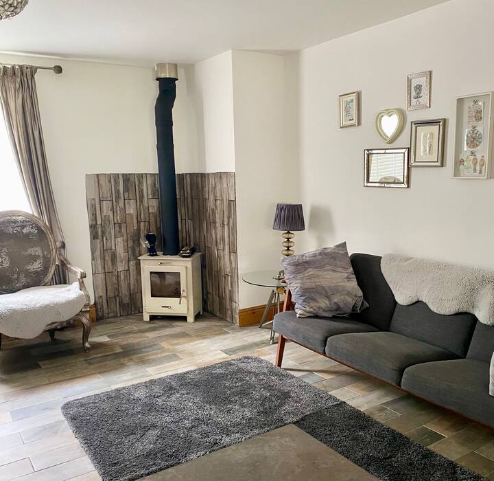 Contemporary Pretty Cottage With Log Burner - Preston