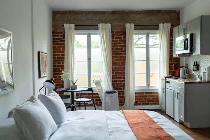 Furnished Bachelor In Hollywood - Hollywood, CA