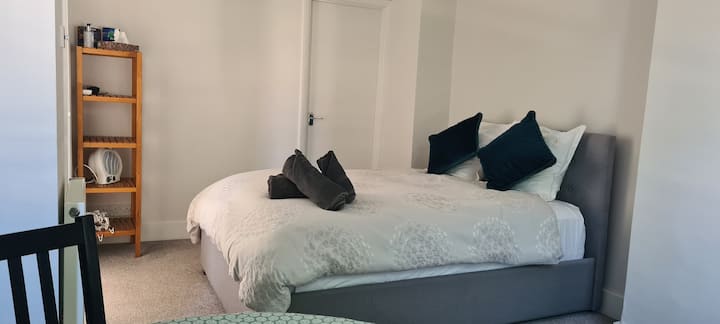 Studio-private Bathroom & Kitchen.quiet & Clean - London