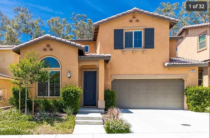 Spacious 4-bed Home Near Riverside & Loma Linda - Loma Linda, CA