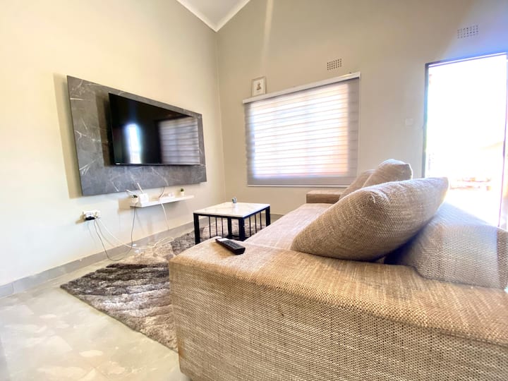 Rhinoz Den: Down Town Delight-2br Budget Retreat - Gaborone