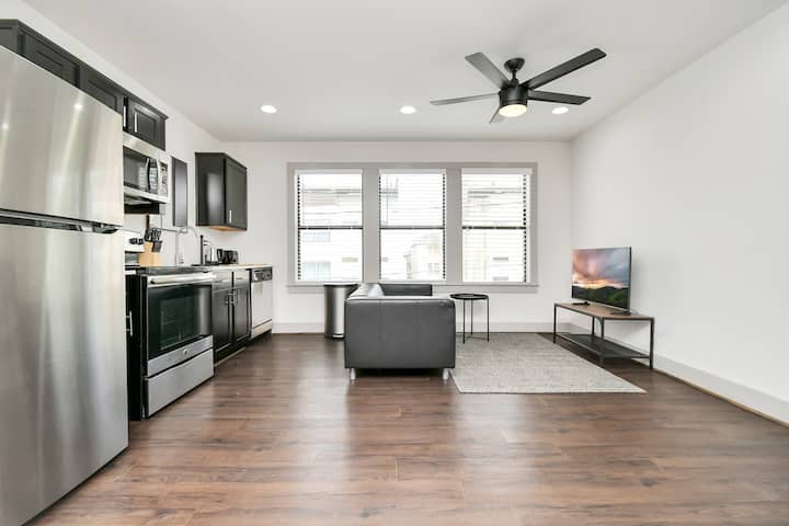 River Oaks Modern Studio Coffee Verified Fast Wifi - Houston, TX