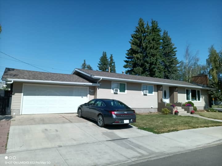 6 Bedroom Home By Southgatemall - Edmonton, Canadá