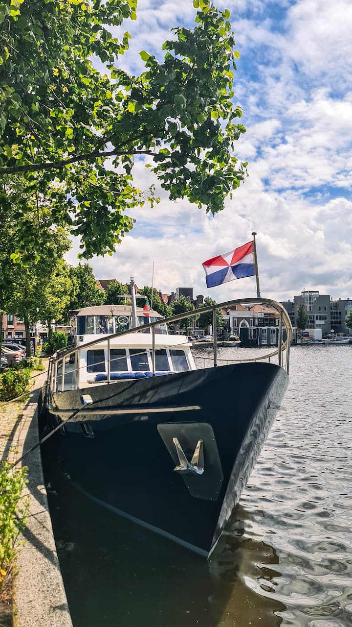 Floating Bed&breakfast In Haarlem - Workum