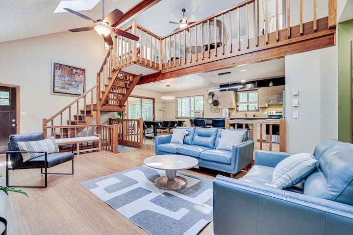 Luxury 5bd Getaway With Hot Tub - Stroudsburg