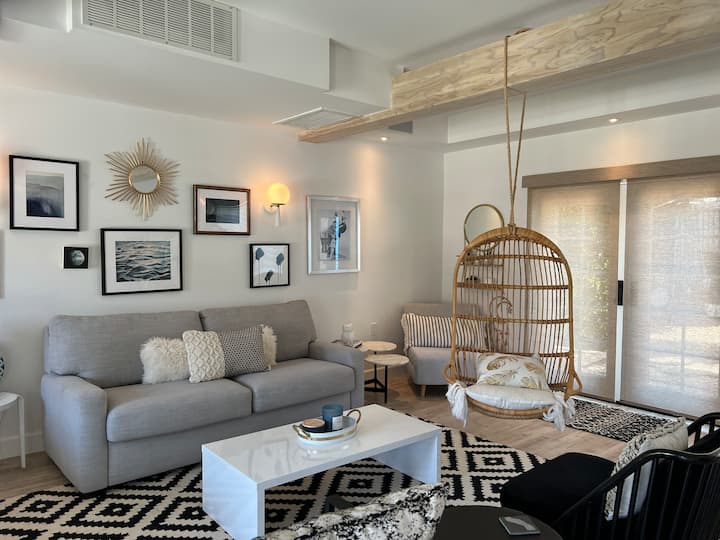 Serra Retreat Guesthouse - Malibu, CA
