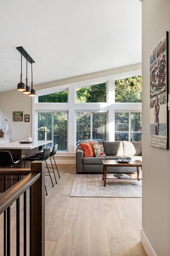 Executive Suite! Quiet, Roomy, Stroll To Amenities - Surrey