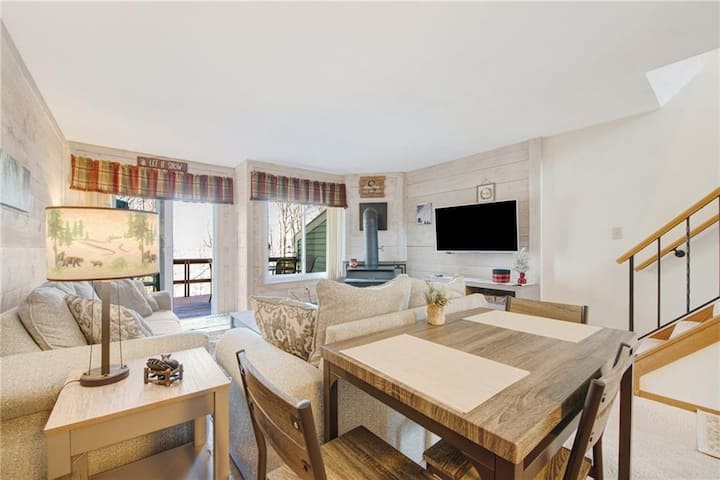 Spring Escape In The Beautiful Laurel Highlands - Living Treasures Animal Park, Jones Mills