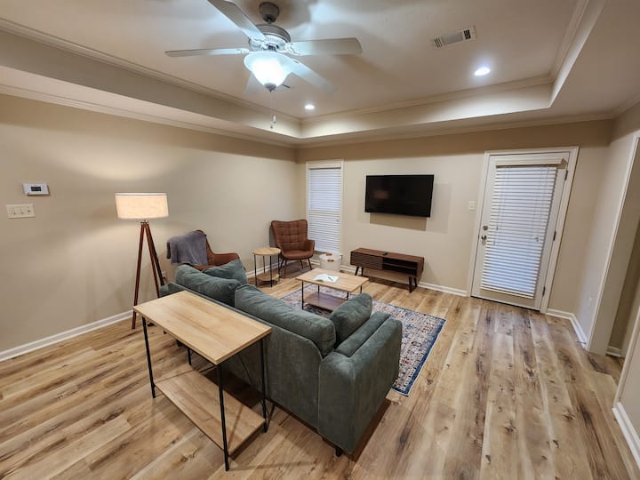 Cozy, Colorful Suburban - Conway, AR