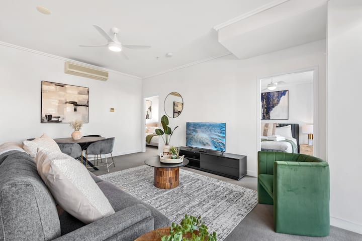 Spacious 2br W City Views ~ 100m From James Street - Newstead