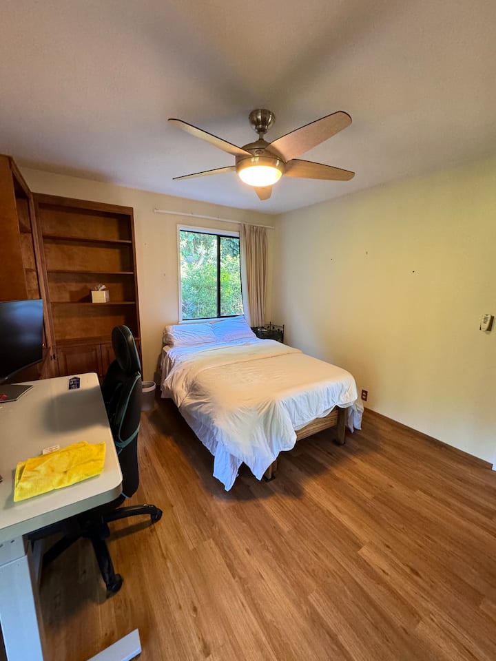 Bright Full Room With Private Lanai/ Shared Bath - Honolulu, HI