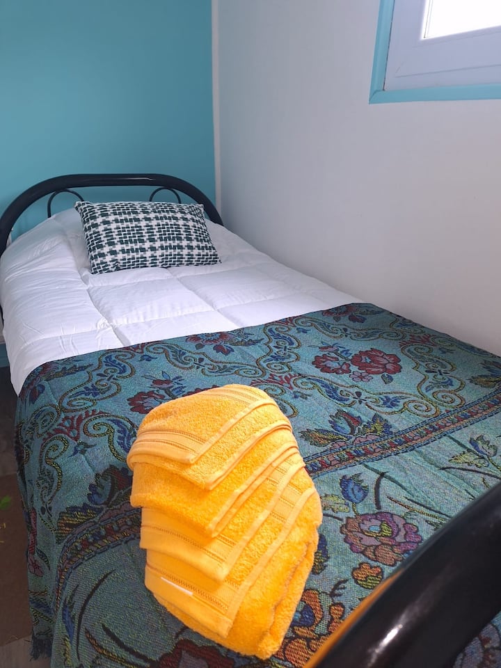 Hostel Kuntur . Habitacion Individual - Puerto Natales