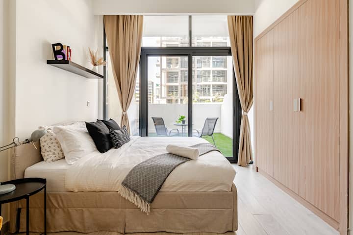 Unique Studio-parking-big Balcony-gym-ps5 - Dubai