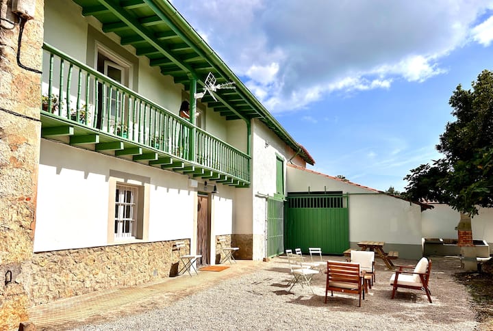 Típica Casona Cántabra Con Mucho Encanto - Comillas
