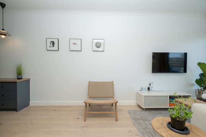 Sea Point | Spacious 1 Bedroom Ensuite| Stylish - Cape Town