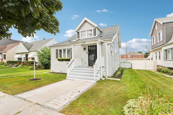 Modern 4 Bed House Near State Fair+american Field! - Milwaukee, WI