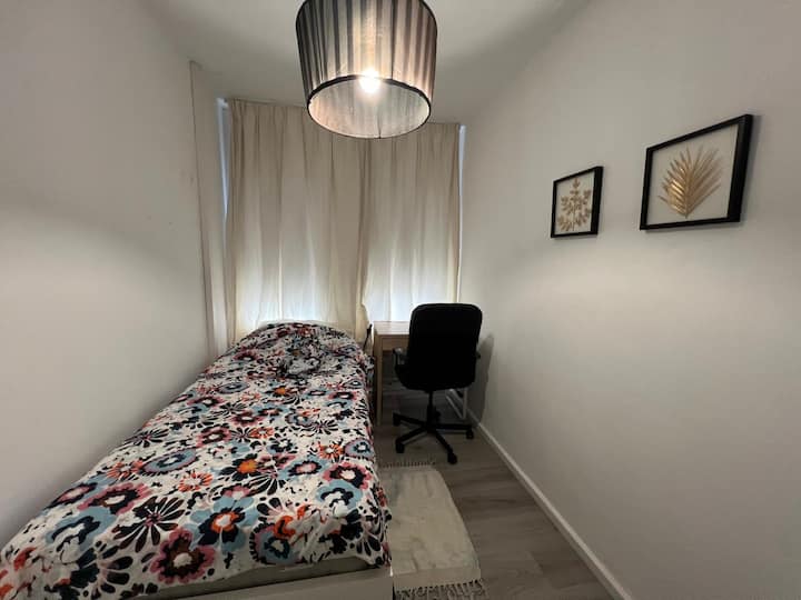 Nice Private Room City Centre - 엔스헤데