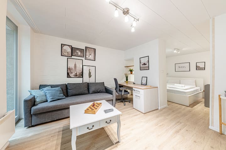 Metropolitan Tranquility –2br, Terrace Near Metro - Budapest