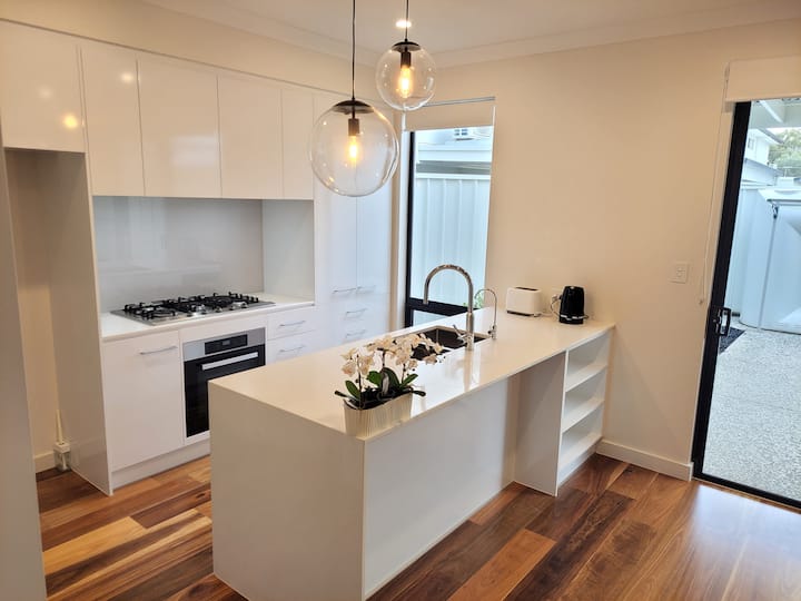 Room W1 :Ensuite/brand New Home/spotless/long Term - Adelaide