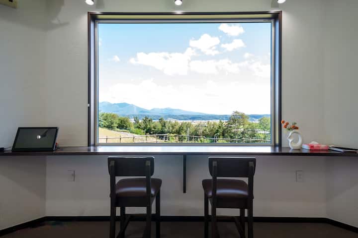 富良野平野・十勝岳・北の峰を見渡す丘の上からの絶景と星空と静寂を独占する宿【Kokage】 - 후라노시