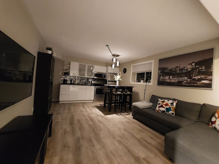 A Beautiful Walkout Basement Suite In Calgary Se - Calgary