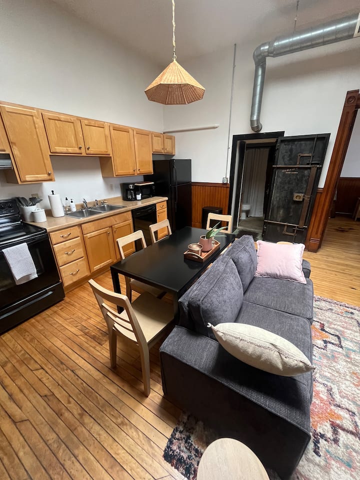 Historic Downtown Apt, Algoma Suites #5 - Sleeps 5 - Oshkosh, WI
