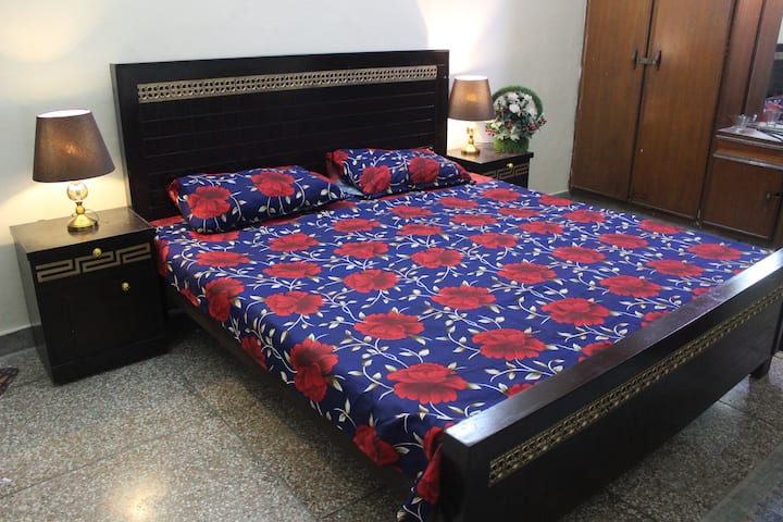 Cozy Private Room Lahore | Wifi, Heat + Hot Water - 라호르
