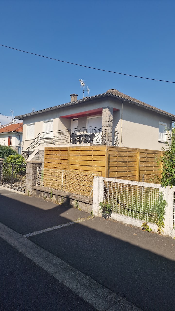 Très Grande Maison Individuelle - Parking Gratuit - Aurillac