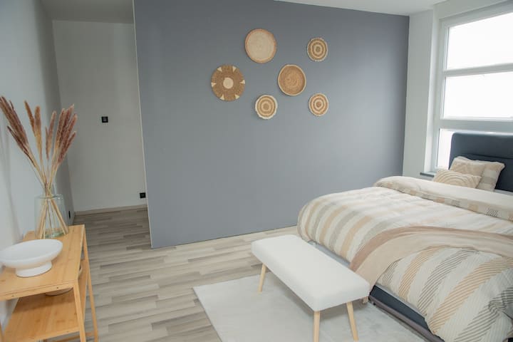 Chambre 2 - Chambre Parentale Avec Dressing - Mons