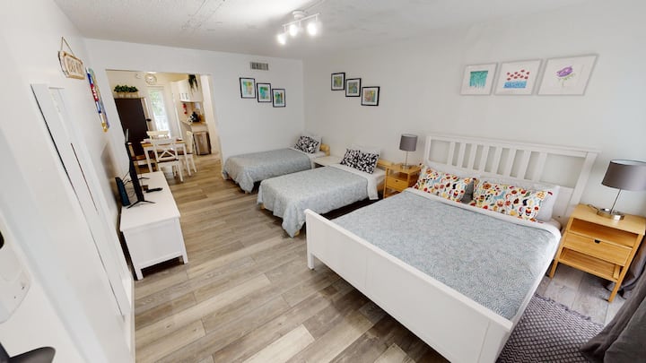 Sobe Free Parking & Balcony ! Walk To The Beach - Miami Beach, FL