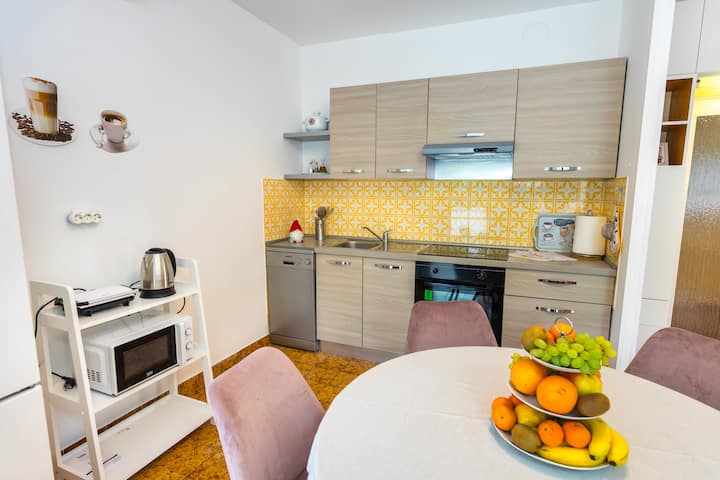 2 Bedroom Park View Apt 15 Min Walk From Center - Split