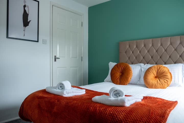 Modern Apartment With Dining, Workspace & Cooking - Motherwell