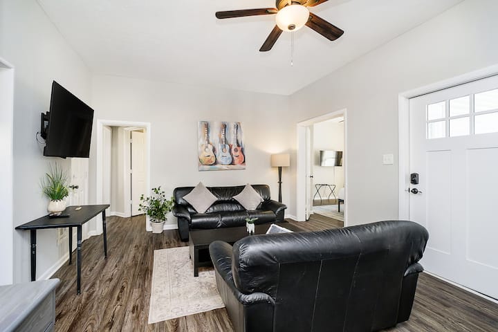 Downtown Noblesville 3 Bed 2 Full Bath Sleeps 7 - Noblesville, IN