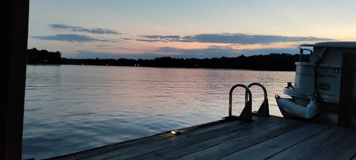 Cozy Lakefront Apartment - Lake Bowen, SC